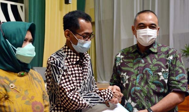Zaki Serahkan Tabungan Hari Tua Purnabakti ASN Pemkab Tangerang Zaki Serahkan Tabungan Hari Tua Purnabakti ASN Pemkab Tangerang